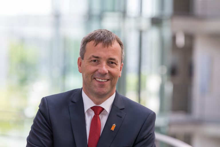 Saathoff: Jetzt bewerben zur Juniorwahl 2021 › Stark für Ostfriesland.