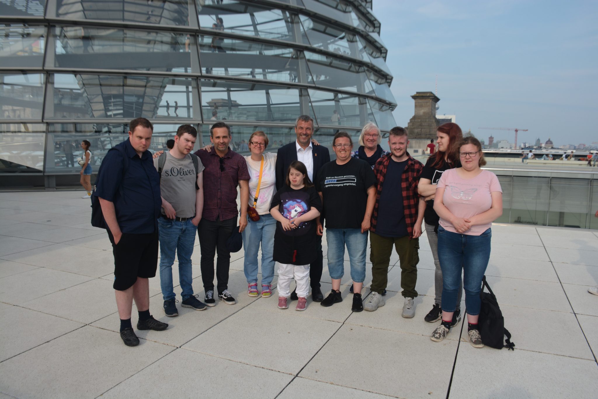 Johann Saathoff spricht mit Besuchergruppe der WfbM Aurich in Berlin ...